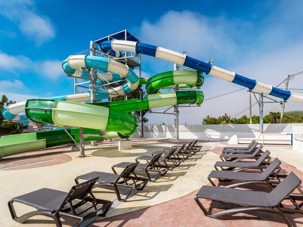 The indoor swimming pool and water park at the Colina do Sol campsite ...