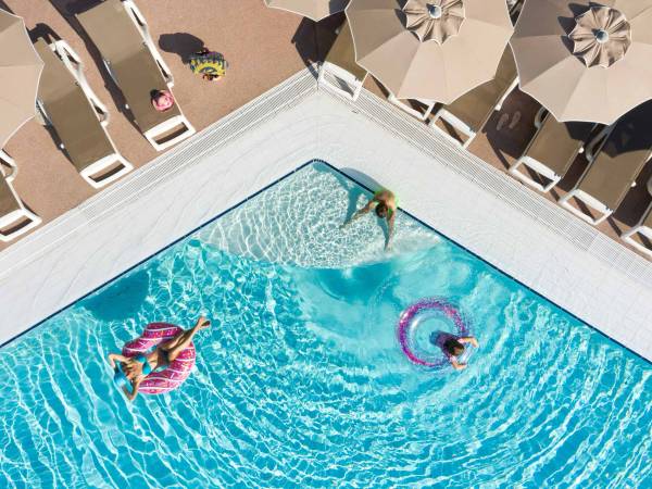 Erkunden Sie den Badebereich des Campings Holiday Green, in Fréjus