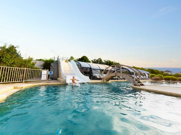 Camping La Roche Posay : espace baignade avec piscine chauffée ...