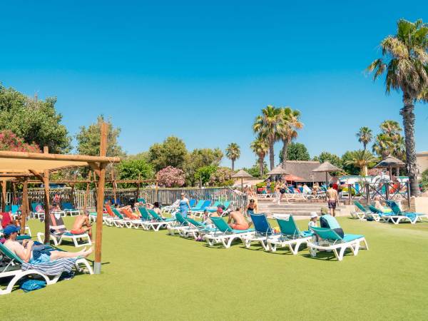 La piscine chauffée et parc aquatique du camping Le Club Farret