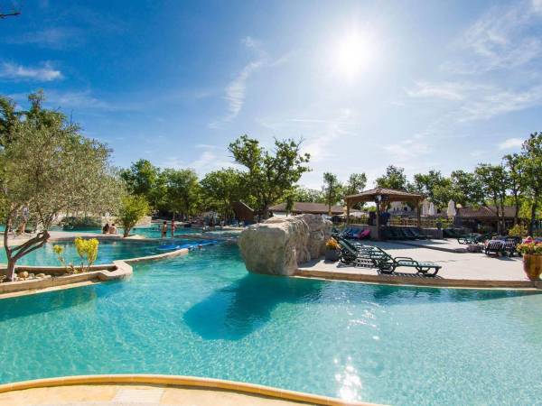 Découvrez la piscine et le parc aquatique du camping Le Ranc Davaine à Ruoms