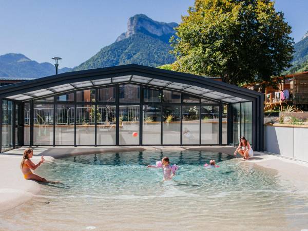 Découvrez l’espace baignade avec piscine à Annecy du camping Lo Velâjo