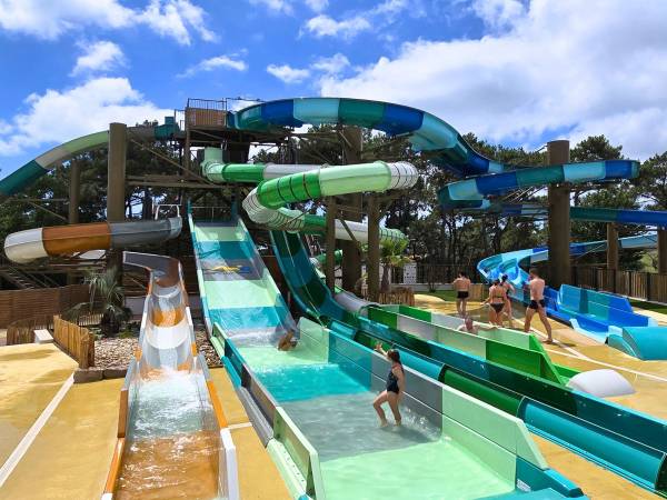 Zwembad, waterpark en glijbanen op camping Mané Guernehué in Morbihan