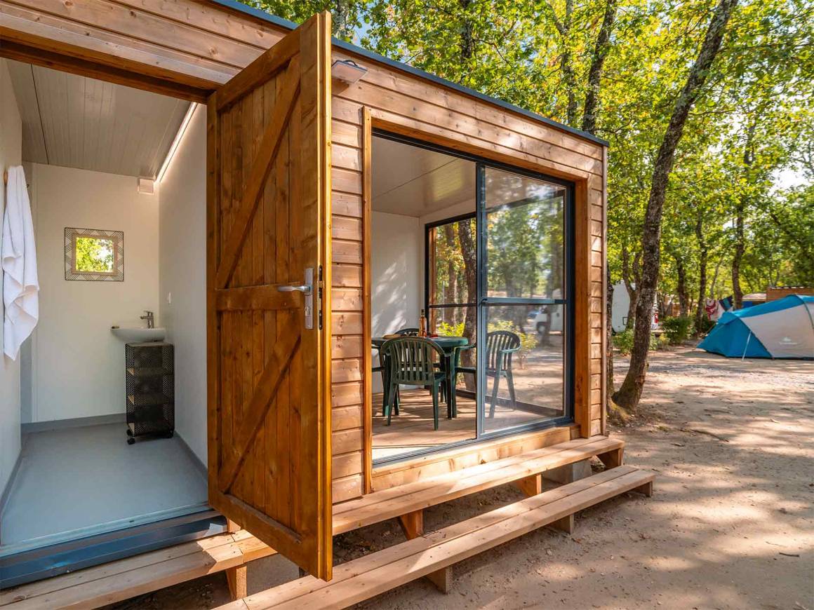 Emplacement camping 3 fleurs avec sanitaire privé - Ruoms