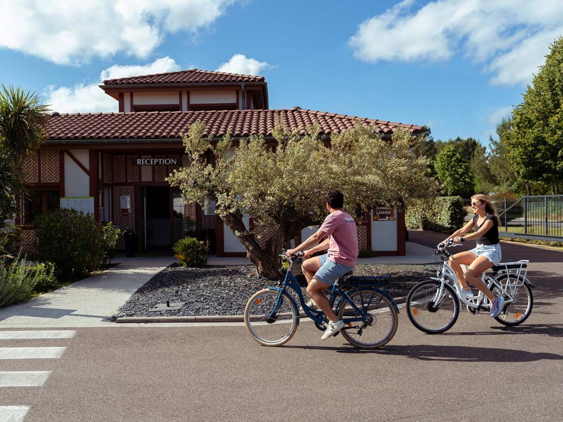 Camping Aquitaine Au Lac de Biscarrosse ***** Parentis en Born Landes | Yelloh Village