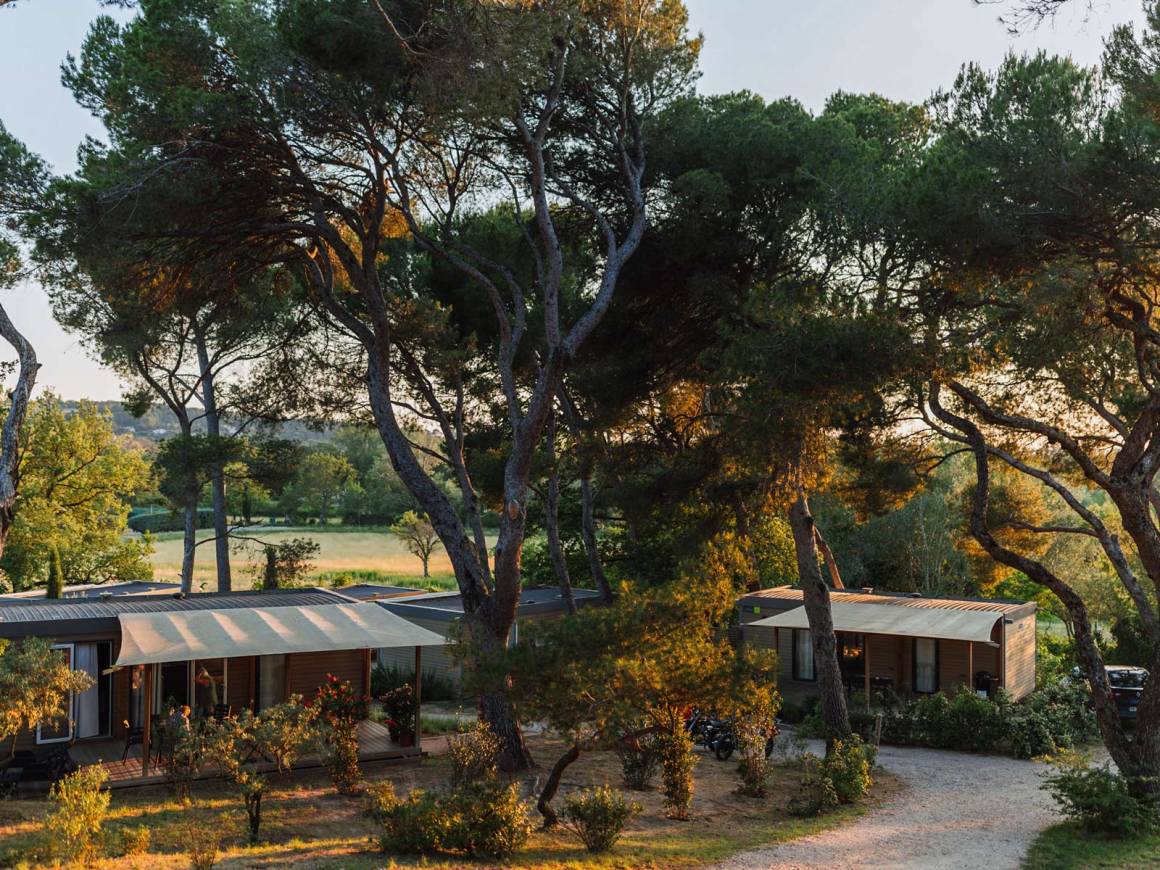 Entdecken Sie das Schwimmbad und den Wasserpark des Campings Avignon ...
