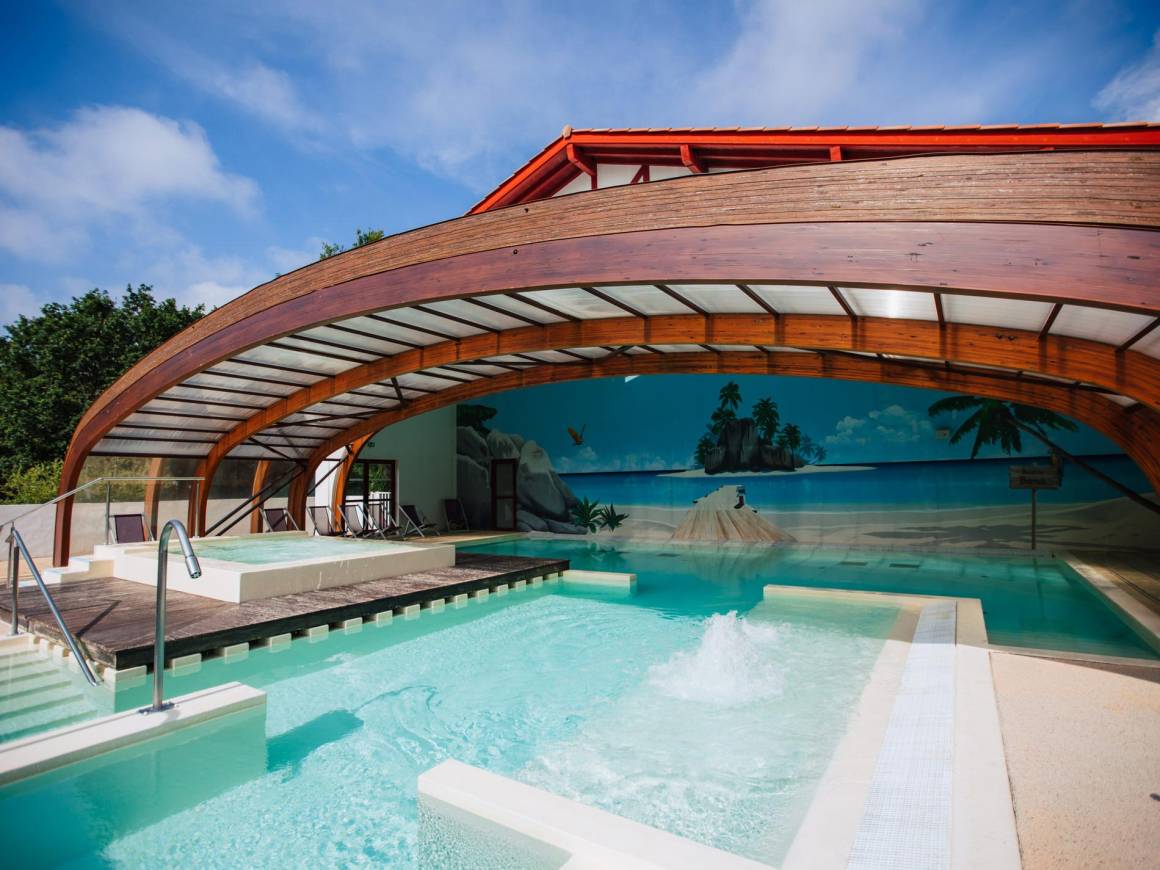 Swimming pool, water park and slides at Berrua campsite - Pays basque