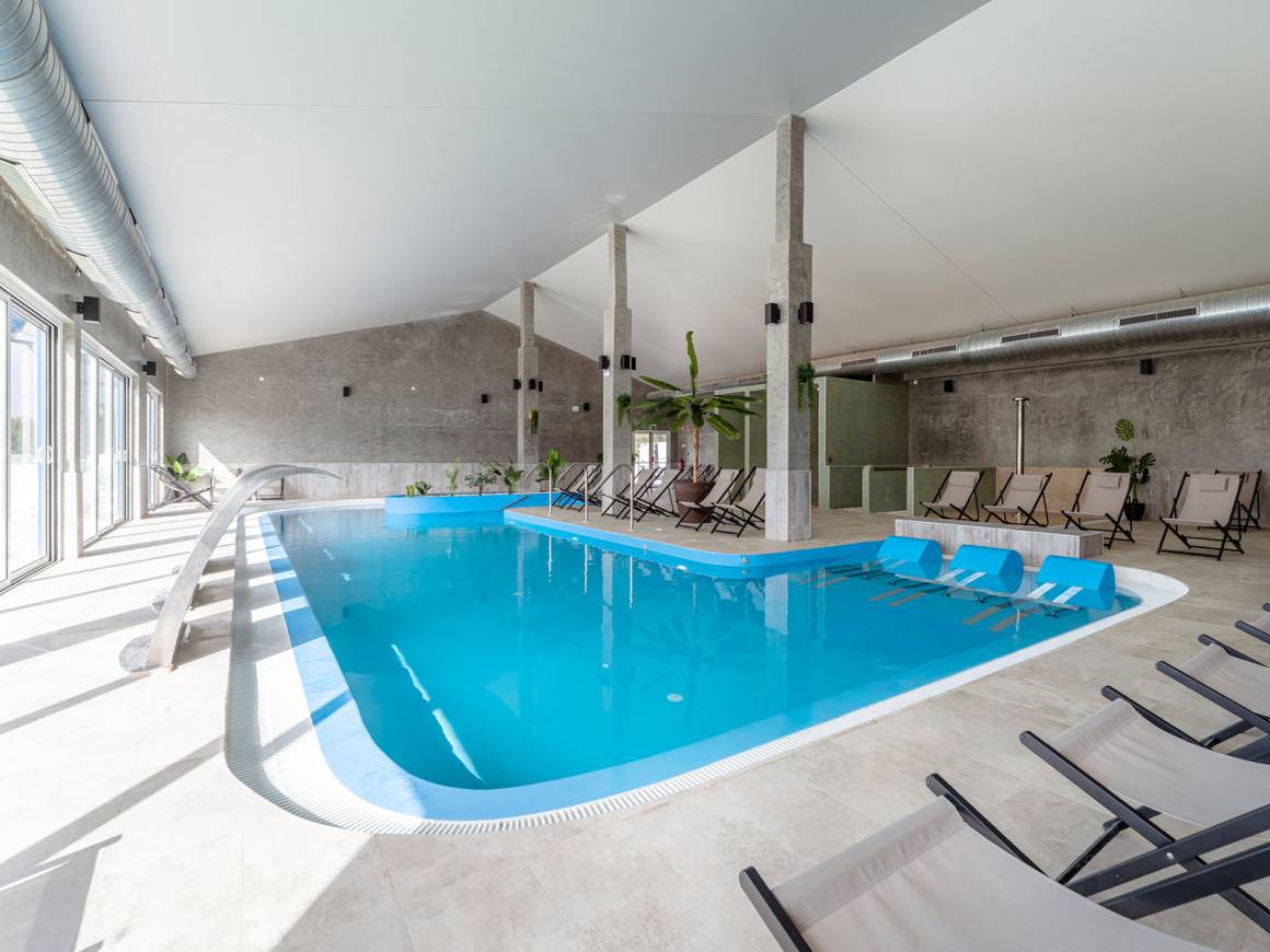 The indoor swimming pool and water park at the Colina do Sol campsite ...