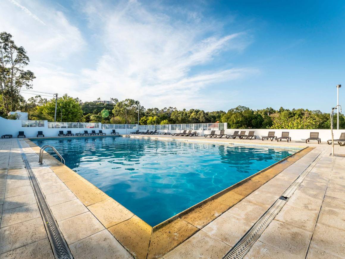 The indoor swimming pool and water park at the Colina do Sol campsite ...