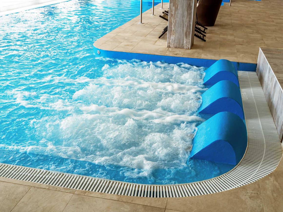 The indoor swimming pool and water park at the Colina do Sol campsite ...