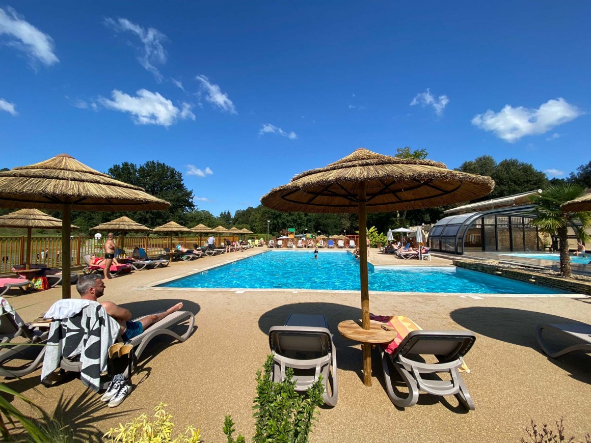 La piscine couverte et chauffée du camping Domaine des Chênes Verts