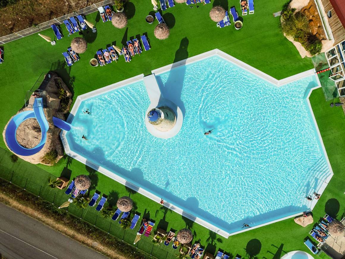 La piscine couverte et chauffée du camping Domaine Les Carrelets