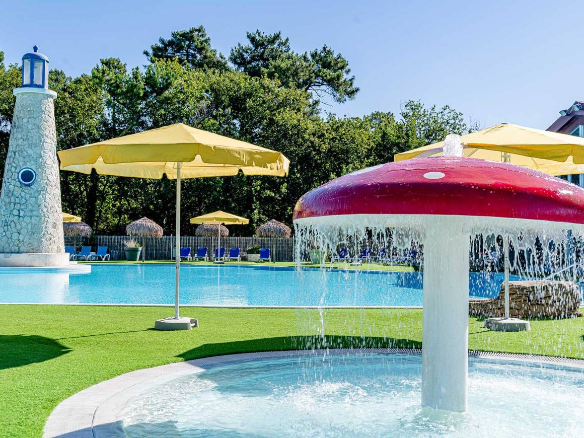 Discover the Swimming Pool at the Domaine Les Carrelets campsite