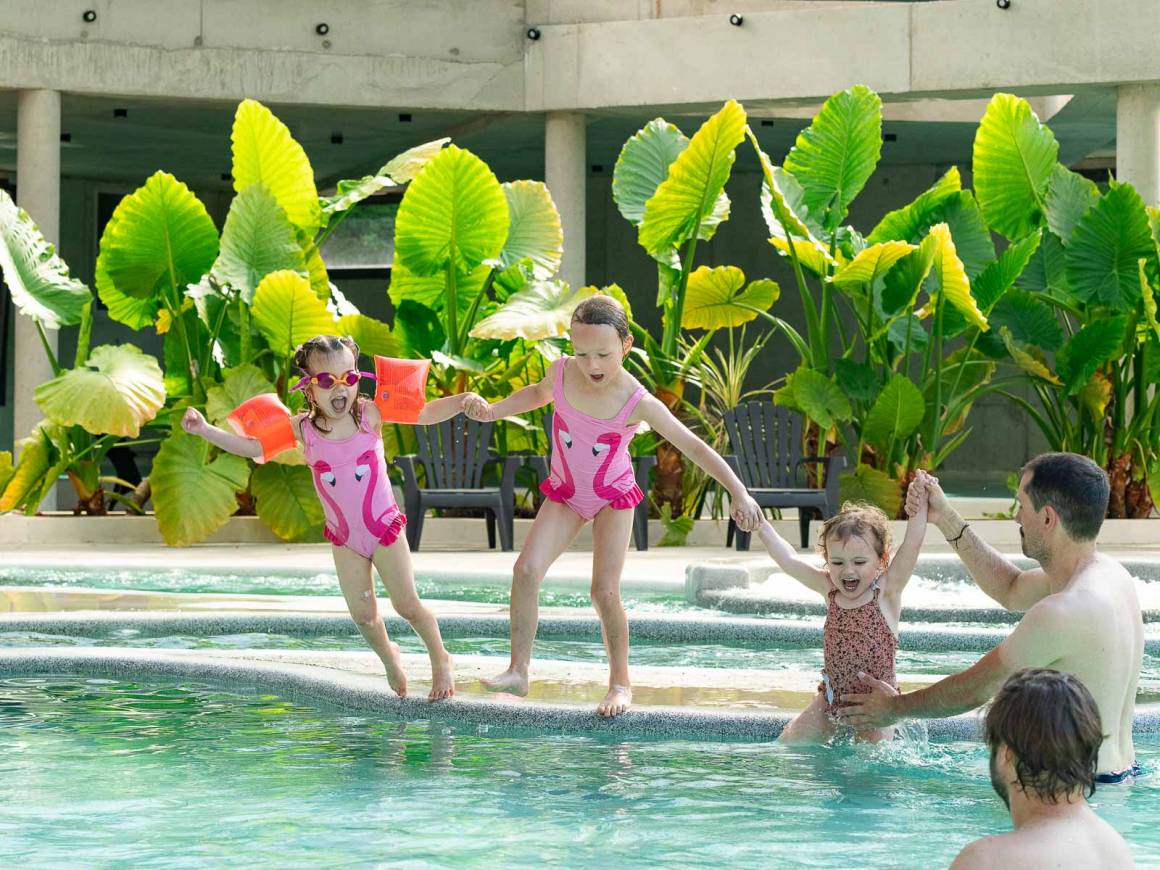 La piscine couverte et chauffée du camping Les Ranchisses en Ardèche