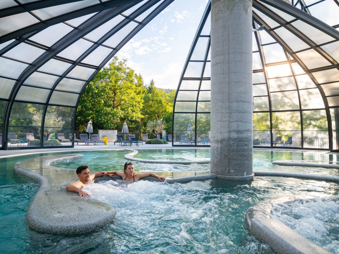 La piscine couverte et chauffée du camping Les Ranchisses en Ardèche