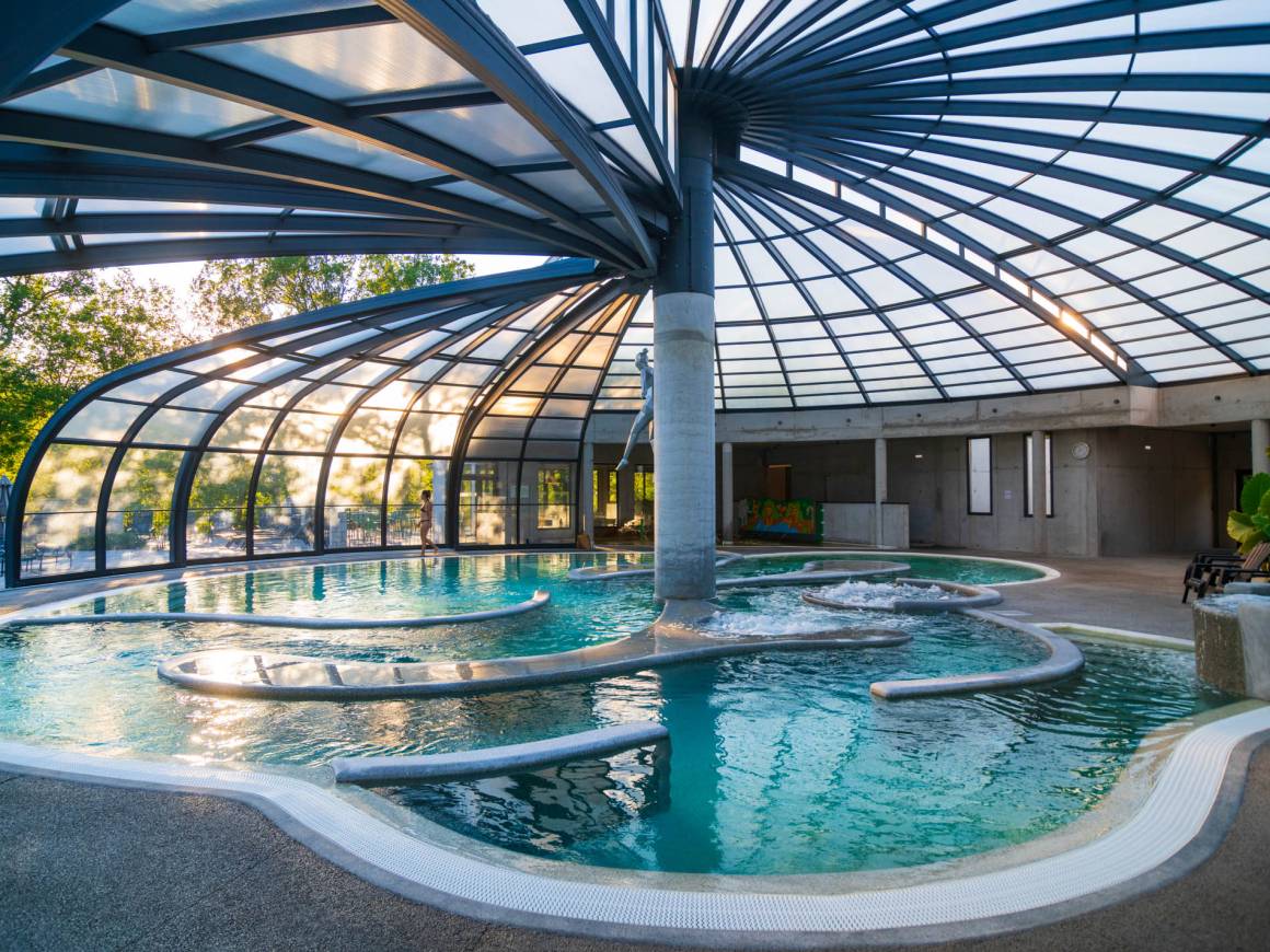 La piscine couverte et chauffée du camping Les Ranchisses en Ardèche
