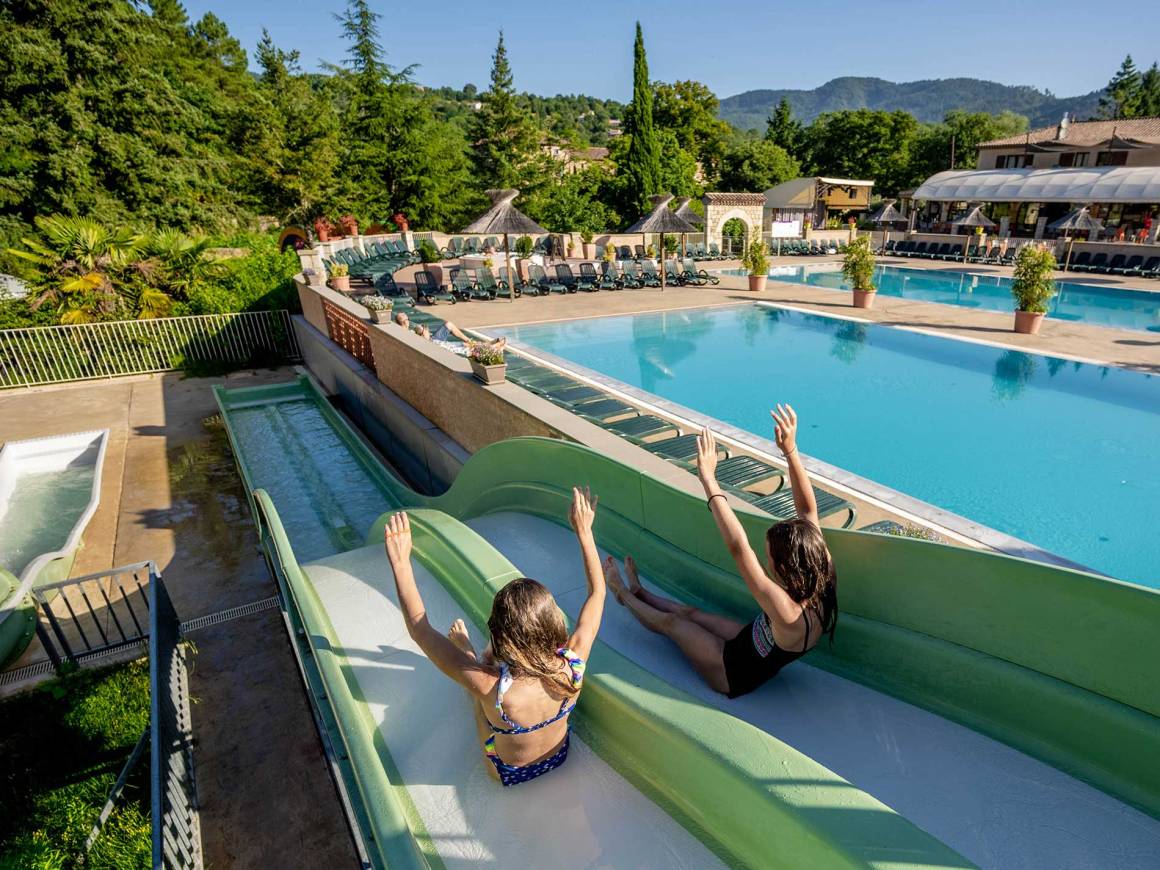 L’espace baignade au camping Domaine Les Ranchisses