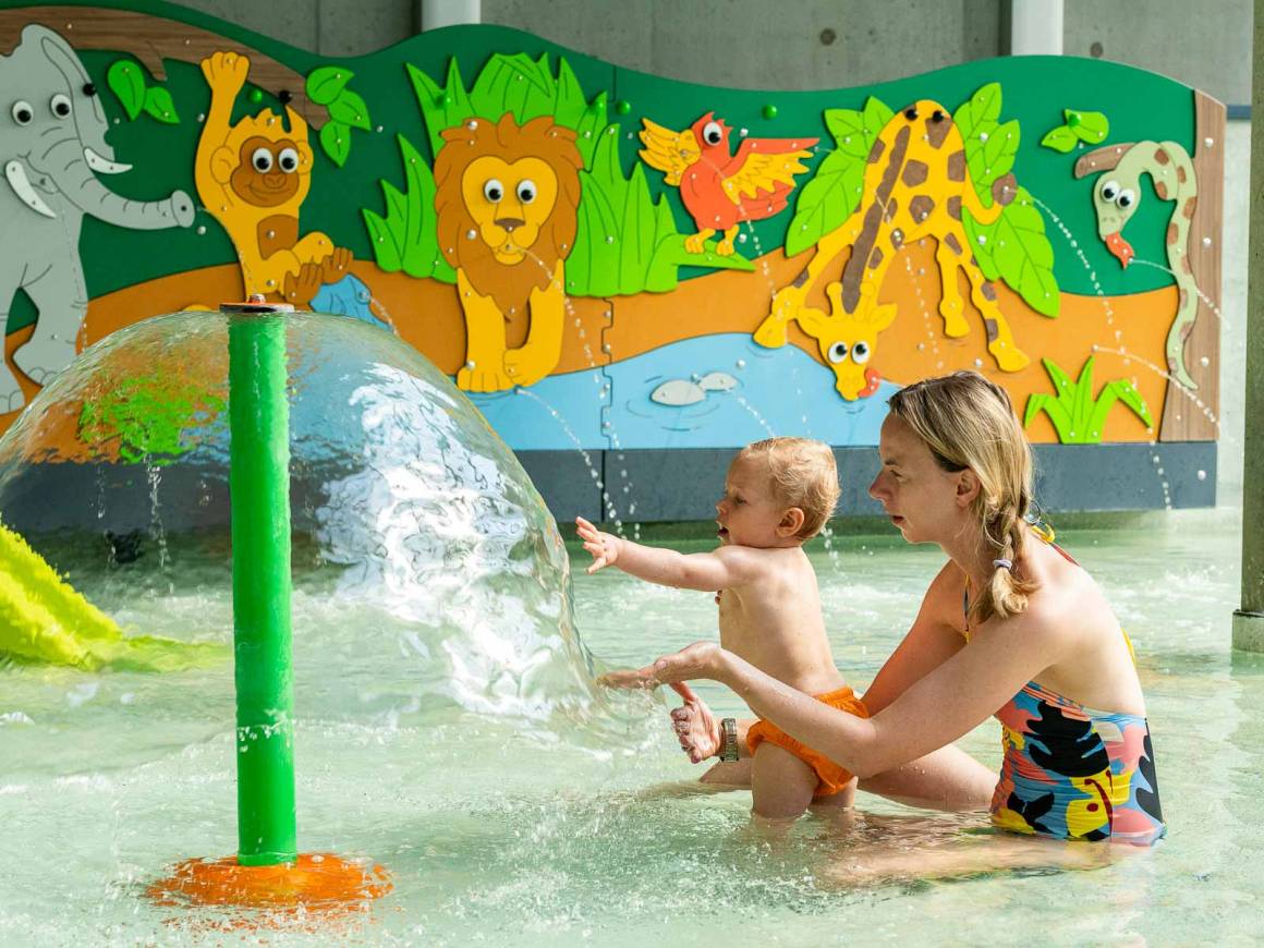 La piscine couverte et chauffée du camping Les Ranchisses en Ardèche