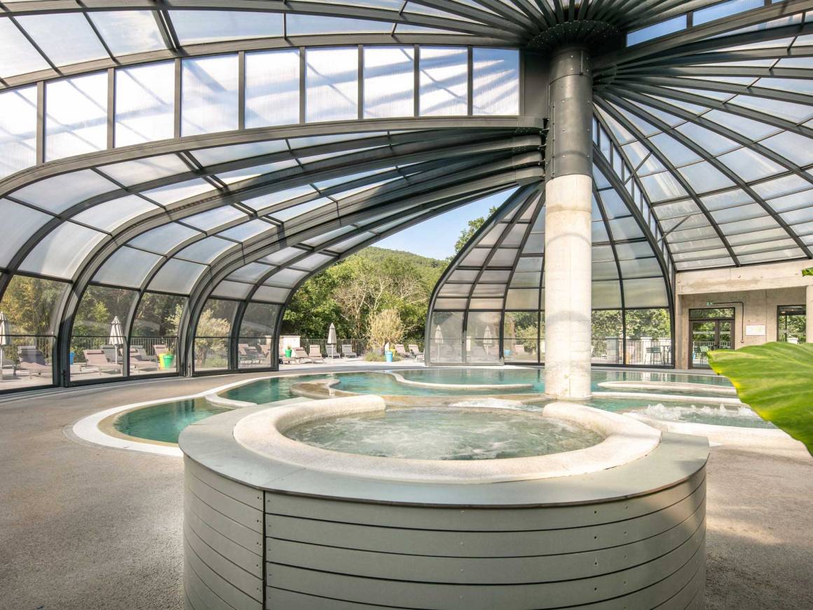 La piscine couverte et chauffée du camping Les Ranchisses en Ardèche