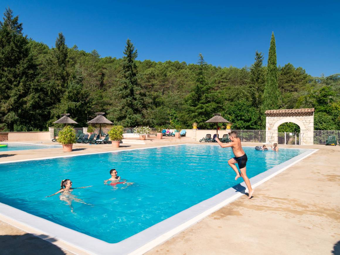 La piscine couverte et chauffée du camping Les Ranchisses en Ardèche