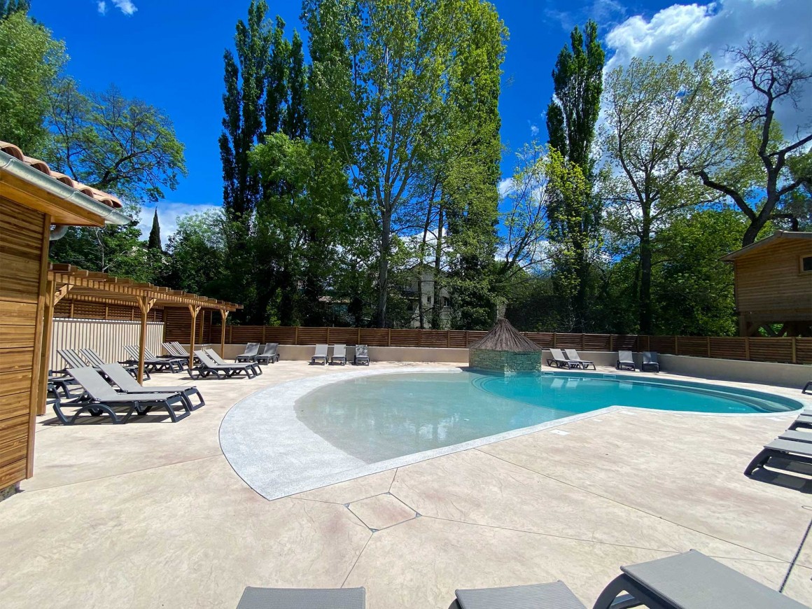 Heated swimming pool and paddling pool at the camping Domaine Provençal