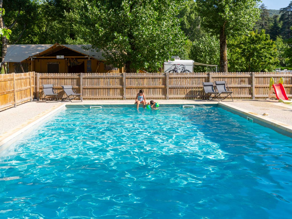 Heated swimming pool and paddling pool at the camping Domaine Provençal