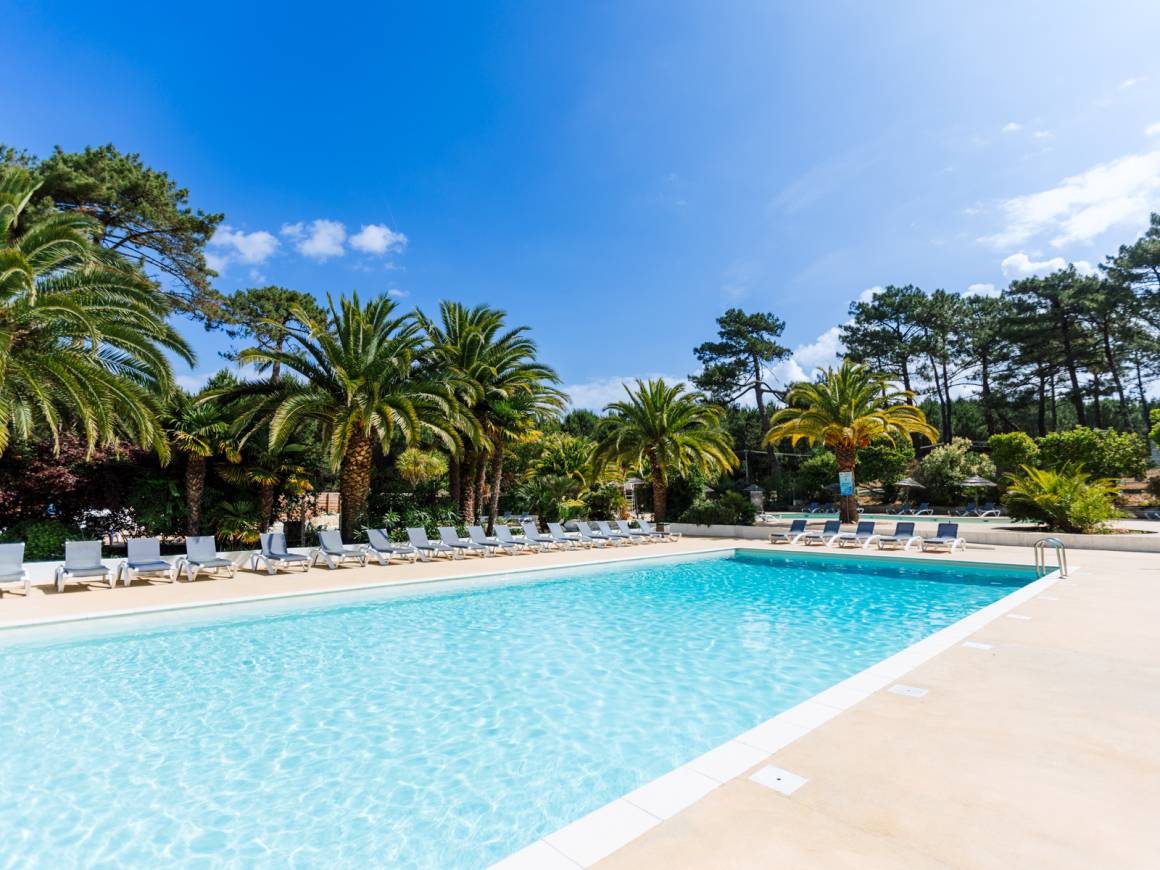 Discover the water park and swimming pool at Eurosol campsite in the Landes