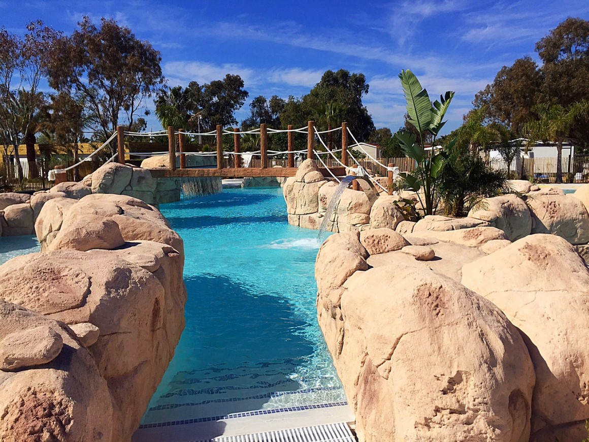 Piscina cubierta y laguna en el camping Gavina de Creixell, en la Costa ...