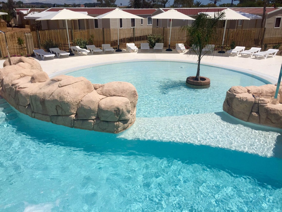 Piscina cubierta y laguna en el camping Gavina de Creixell, en la Costa ...