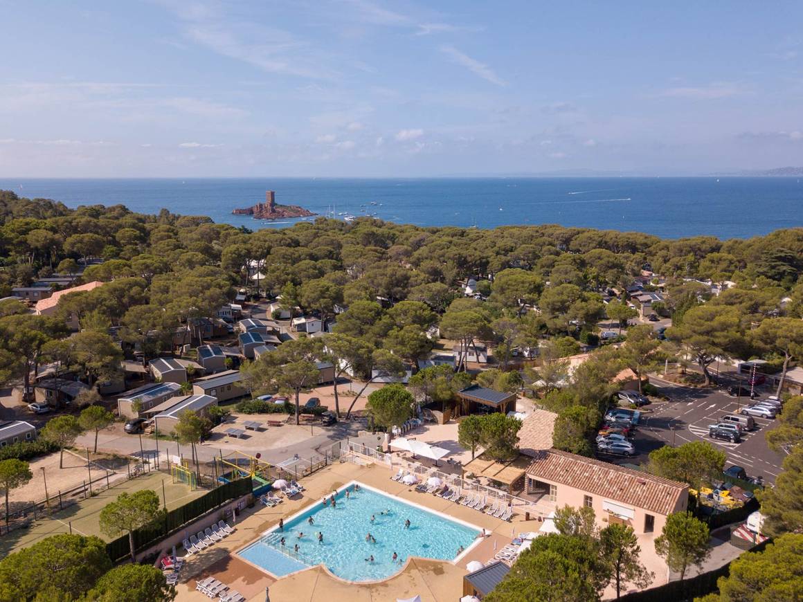 Entdecken Sie den Pool des Campingplatzes La Plage du Dramont in Saint ...