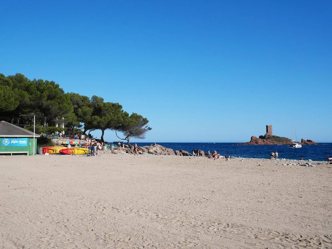 Entdecken Sie den Pool des Campingplatzes La Plage du Dramont in Saint ...