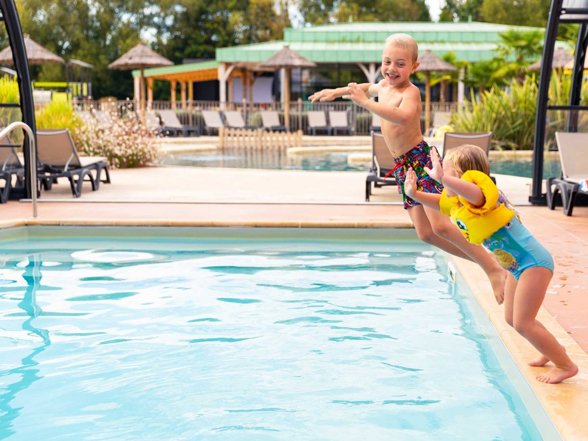 Camping La Roche Posay : espace baignade avec piscine chauffée ...