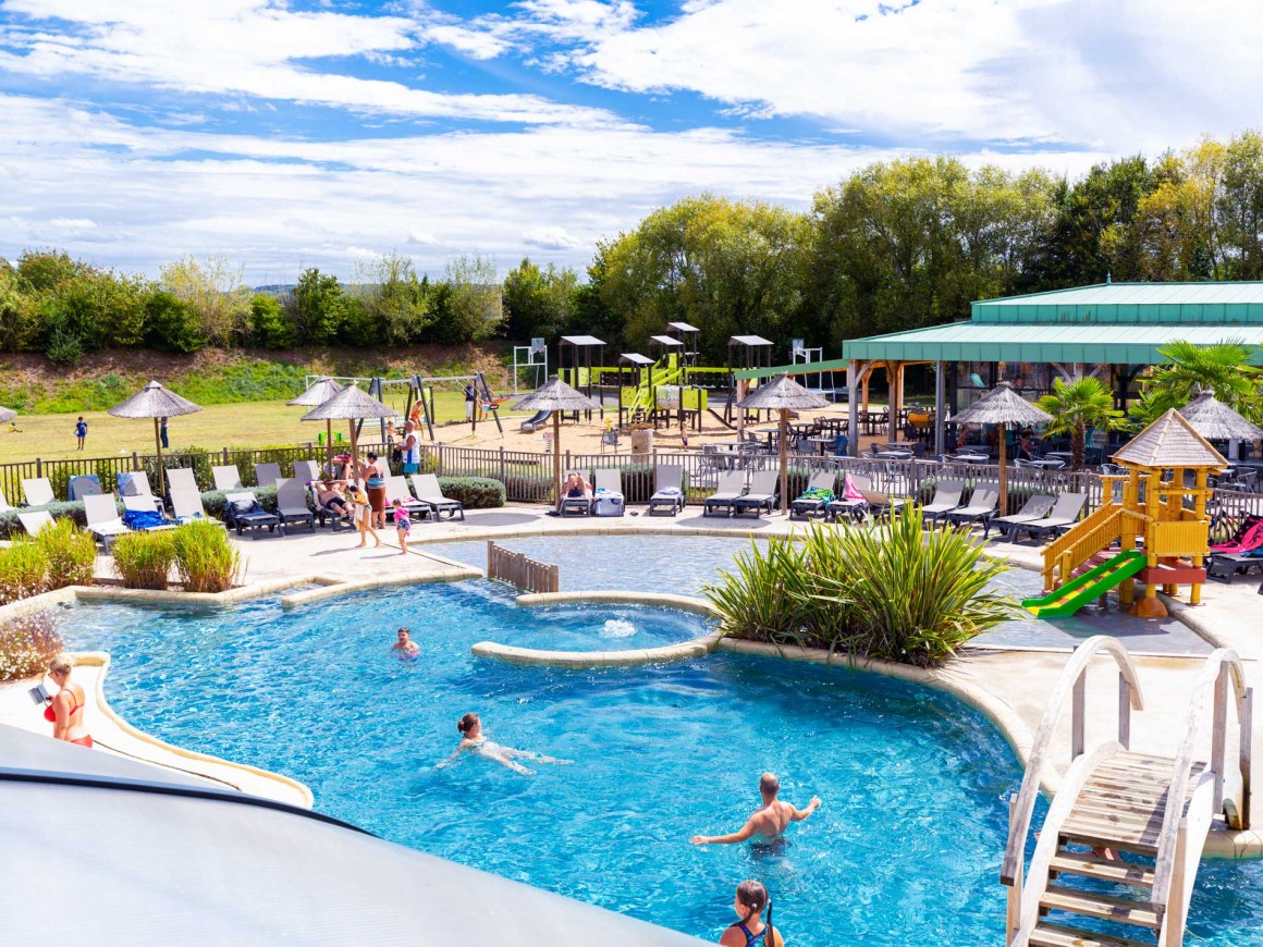 Camping La Roche Posay : espace baignade avec piscine chauffée ...