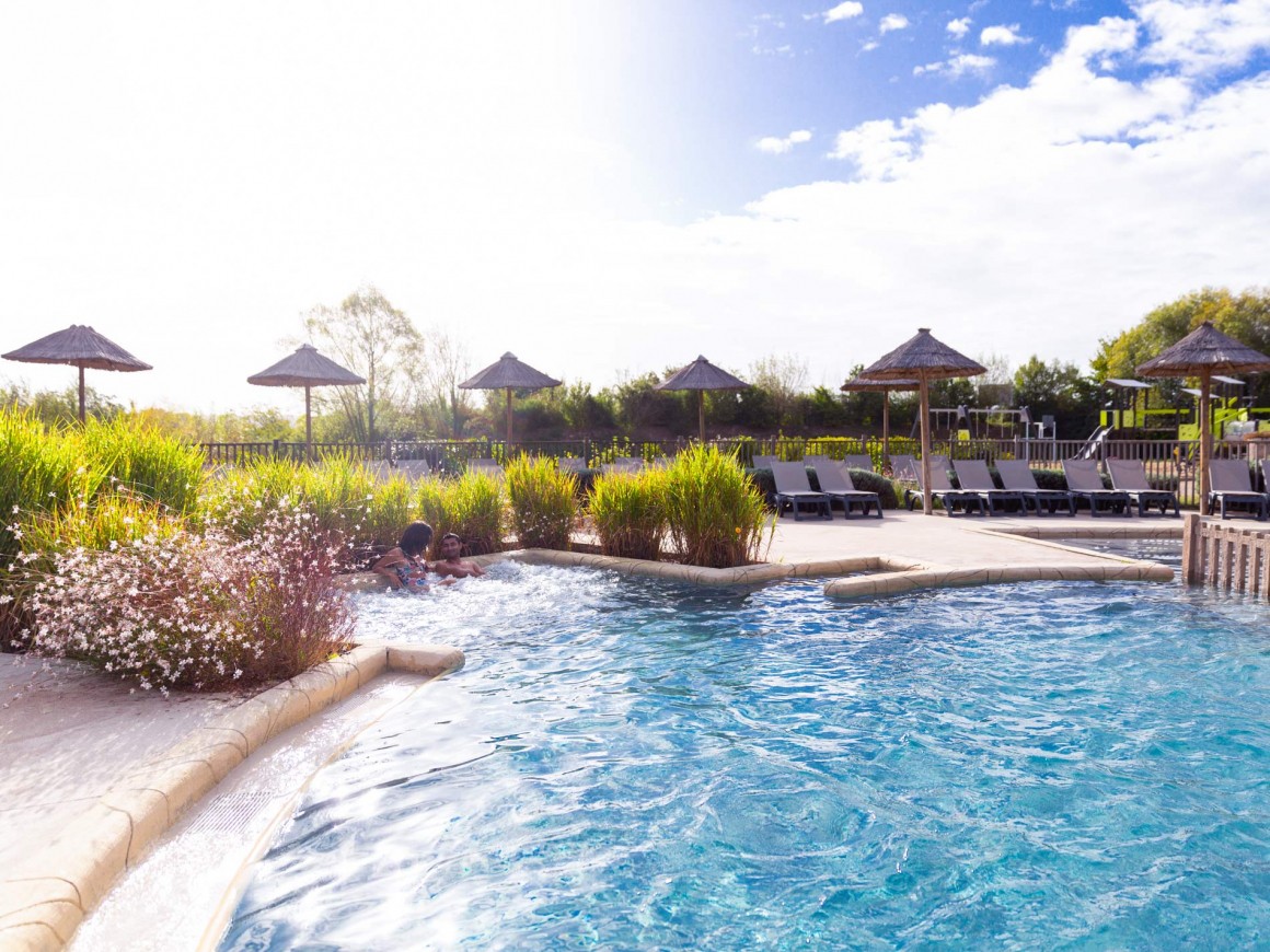 Camping La Roche Posay : espace baignade avec piscine chauffée ...