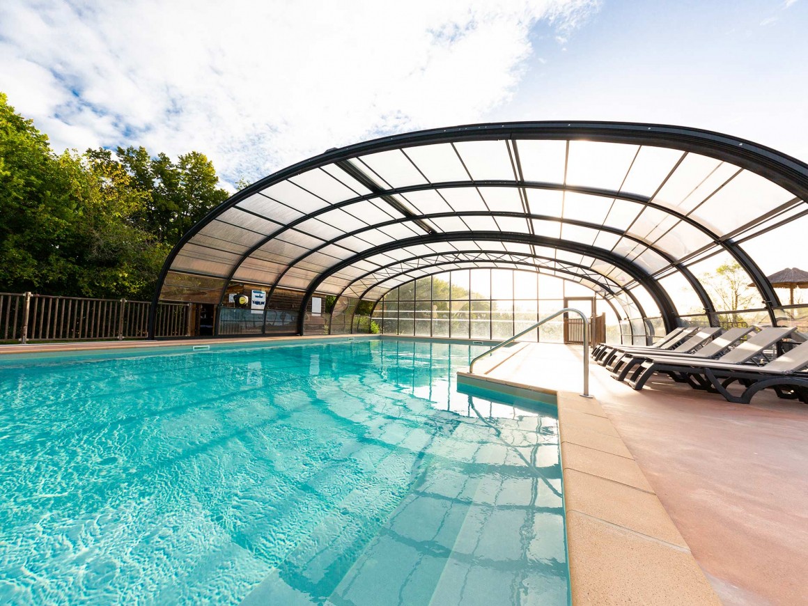 Camping La Roche Posay : espace baignade avec piscine chauffée ...