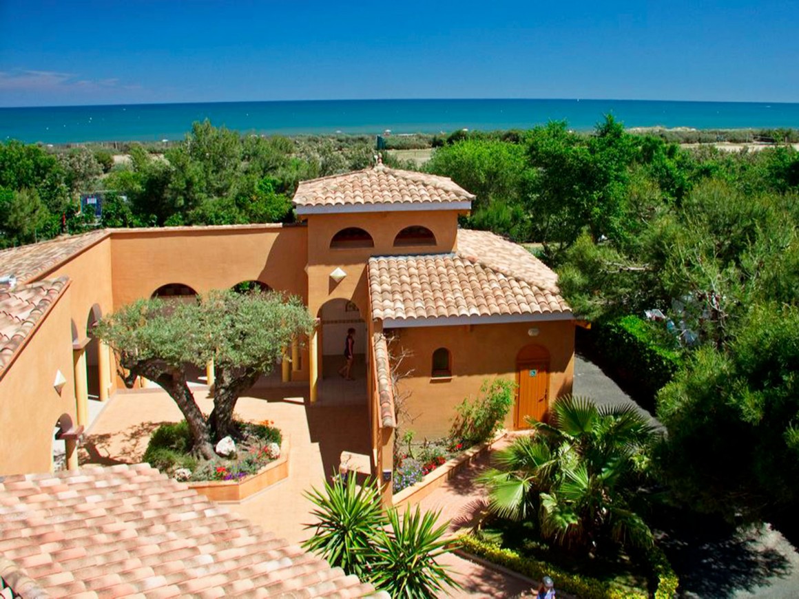 Emplacement camping 3 fleurs à - de 200m de la plage - Canet-Plage-en ...