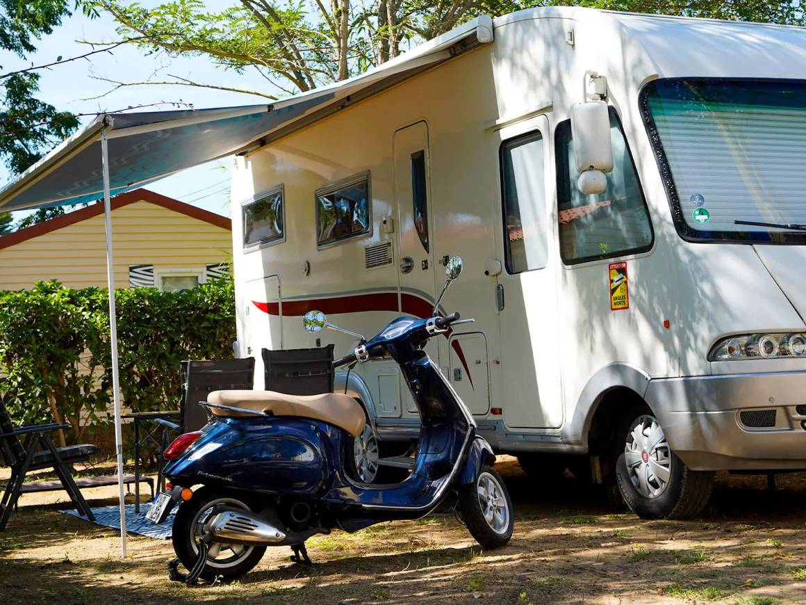 Emplacement camping 2 fleurs Beach Farret Garden - Vias Plage