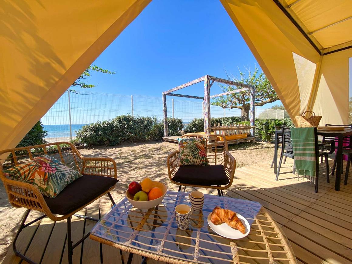 Tente meublée Happy 2/4 personnes 1 chambre climatisé(e) 3 fleurs ...