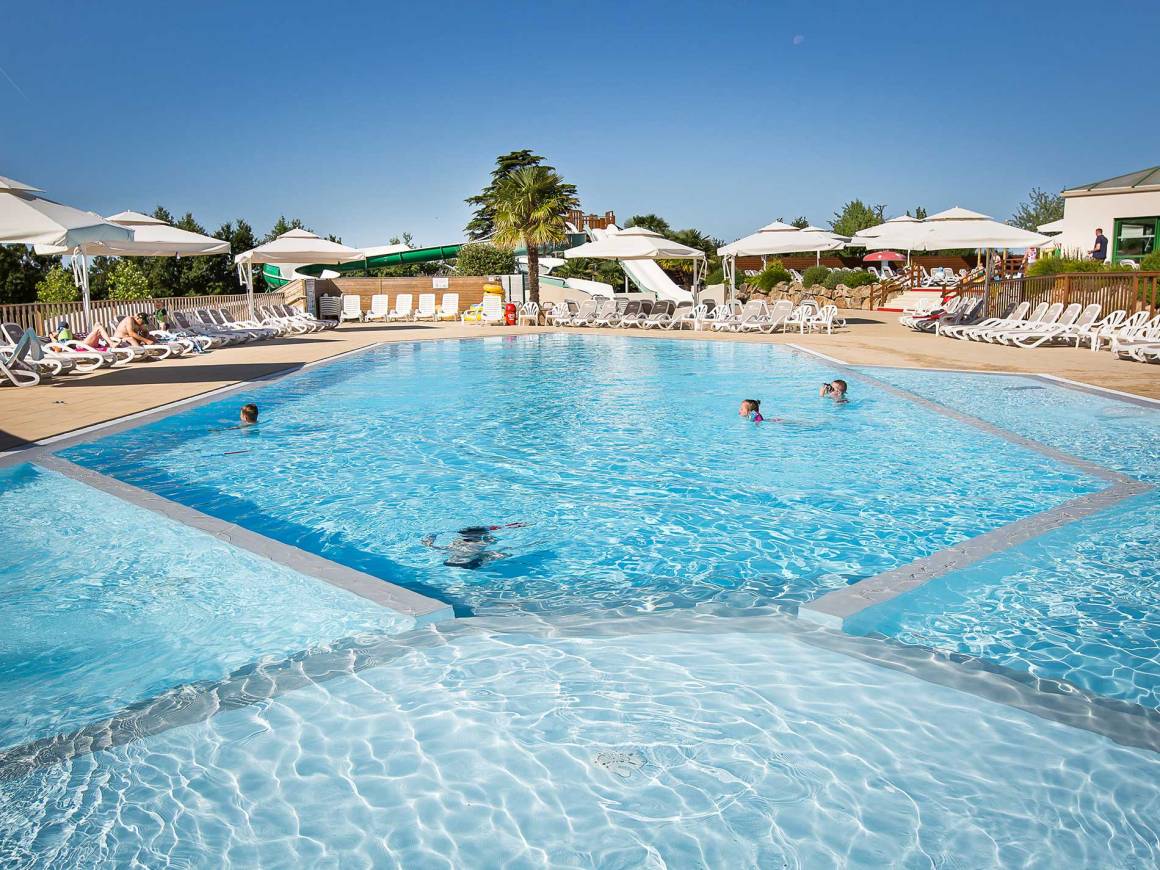 Water park, heated pool and slides at Le Pin Parasol campsite