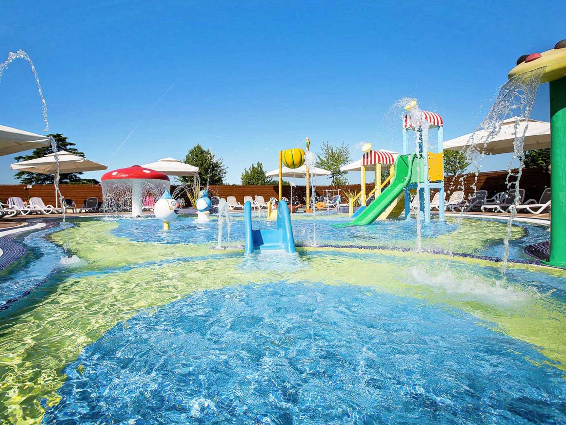 Water park, heated pool and slides at Le Pin Parasol campsite