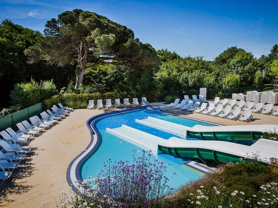 Waterpark, verwarmd zwembad en glijbanen op camping Le Pin Parasol
