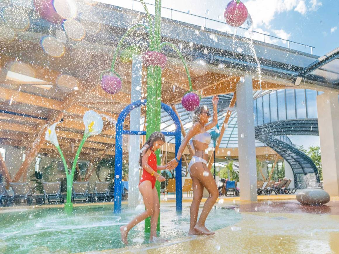 Découvrez la piscine et le parc aquatique du camping Le Ranc Davaine à Ruoms