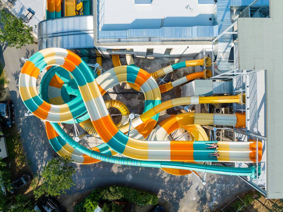 Découvrez la piscine et le parc aquatique du camping Le Ranc Davaine à Ruoms