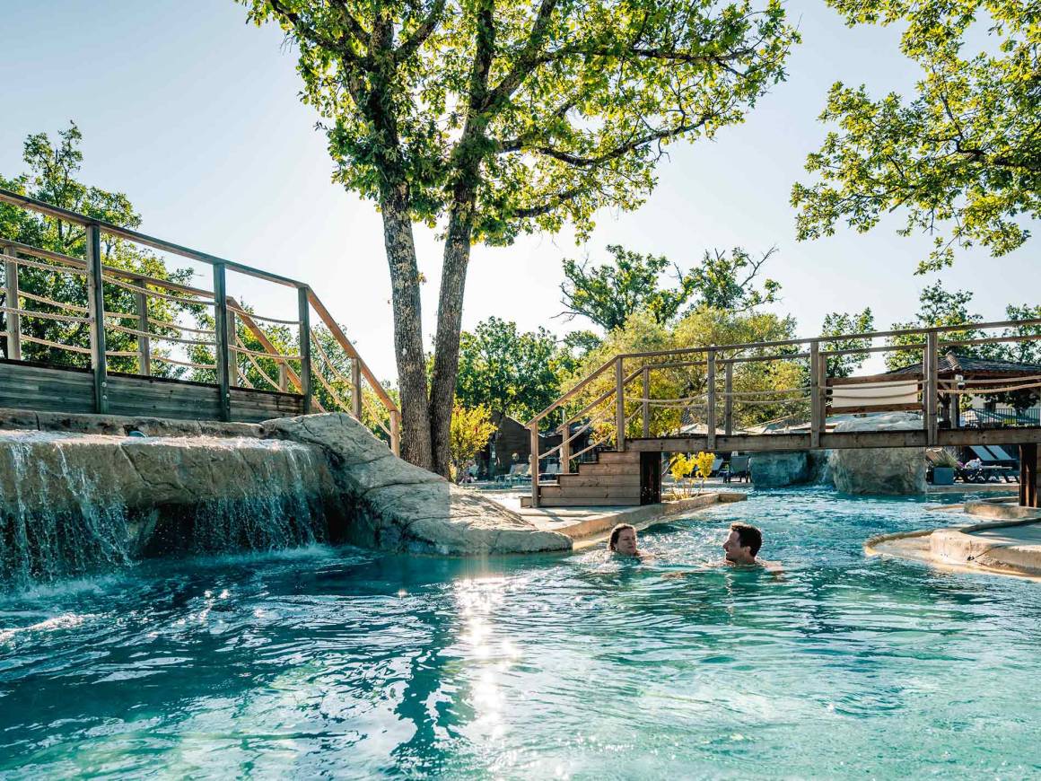 Découvrez la piscine et le parc aquatique du camping Le Ranc Davaine à Ruoms