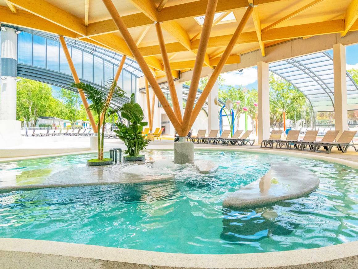 Découvrez la piscine et le parc aquatique du camping Le Ranc Davaine à Ruoms