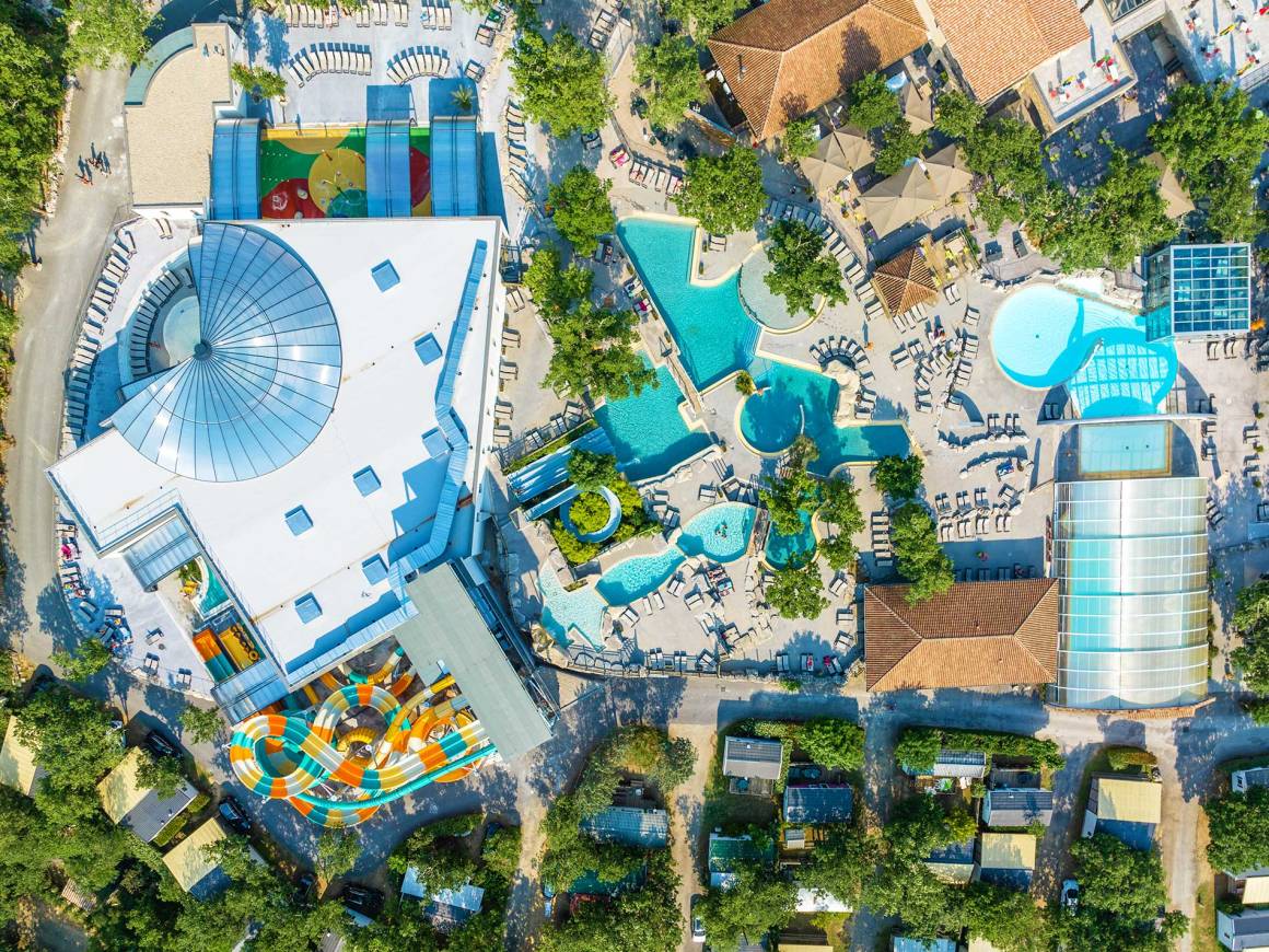 Découvrez la piscine et le parc aquatique du camping Le Ranc Davaine à Ruoms