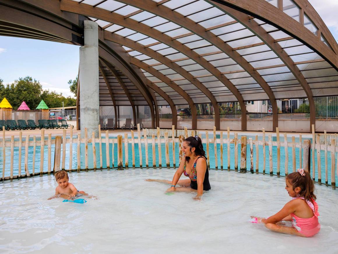Découvrez la piscine et le parc aquatique du camping Le Ranc Davaine à Ruoms