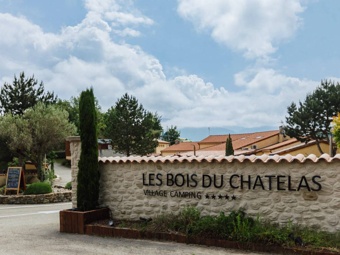 Have a look at the pitches at the camping les Bois du Chatelas