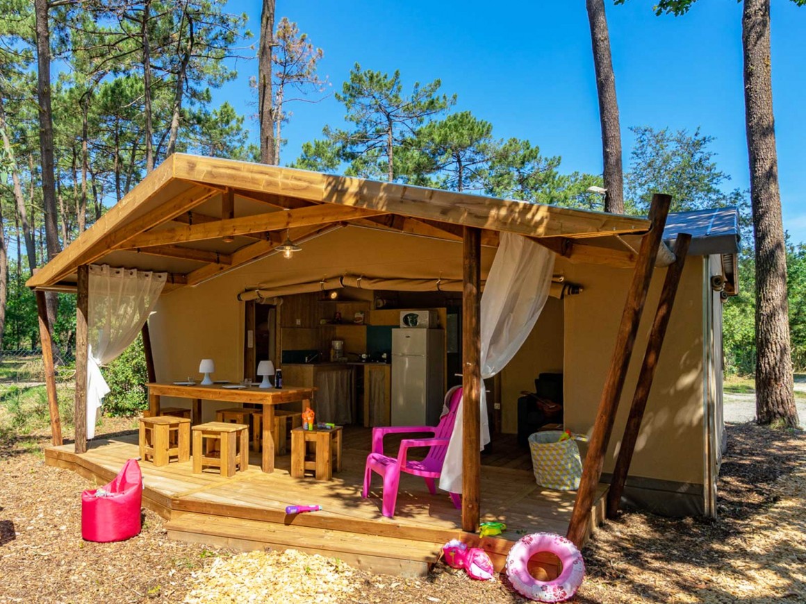 Tente meublée Lodge 6 personnes 3 chambres 1 salle de bain 3 fleurs ...