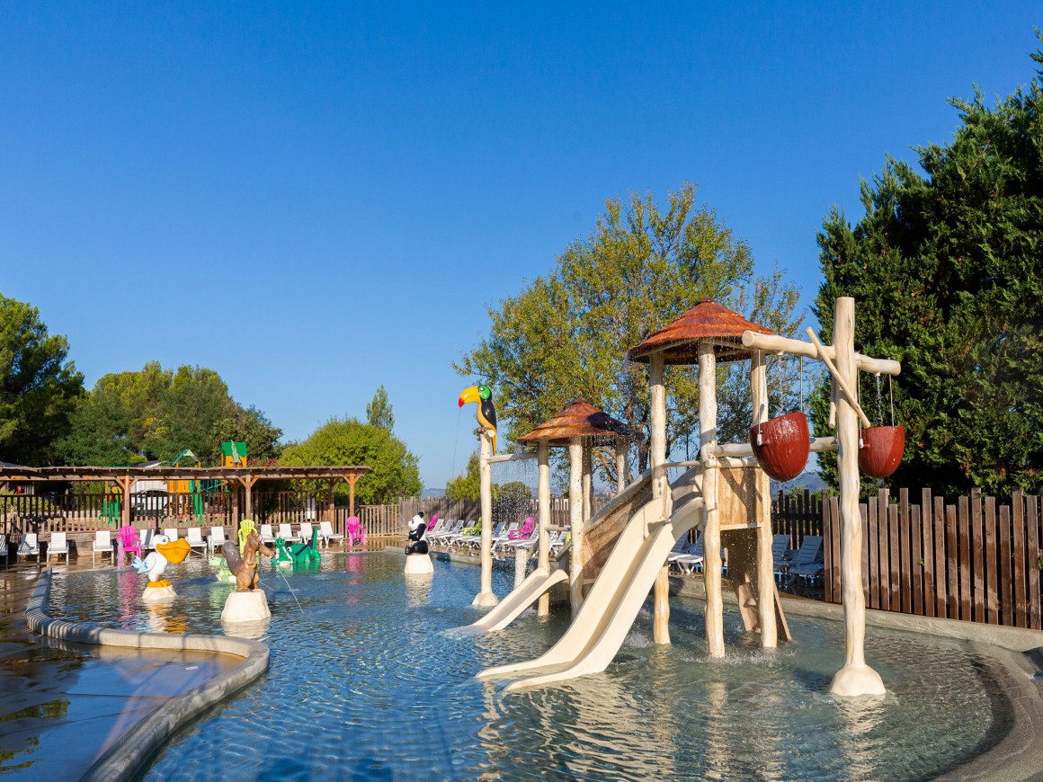 Water park and heated pool with slides in Charleval - Camping Luberon Parc